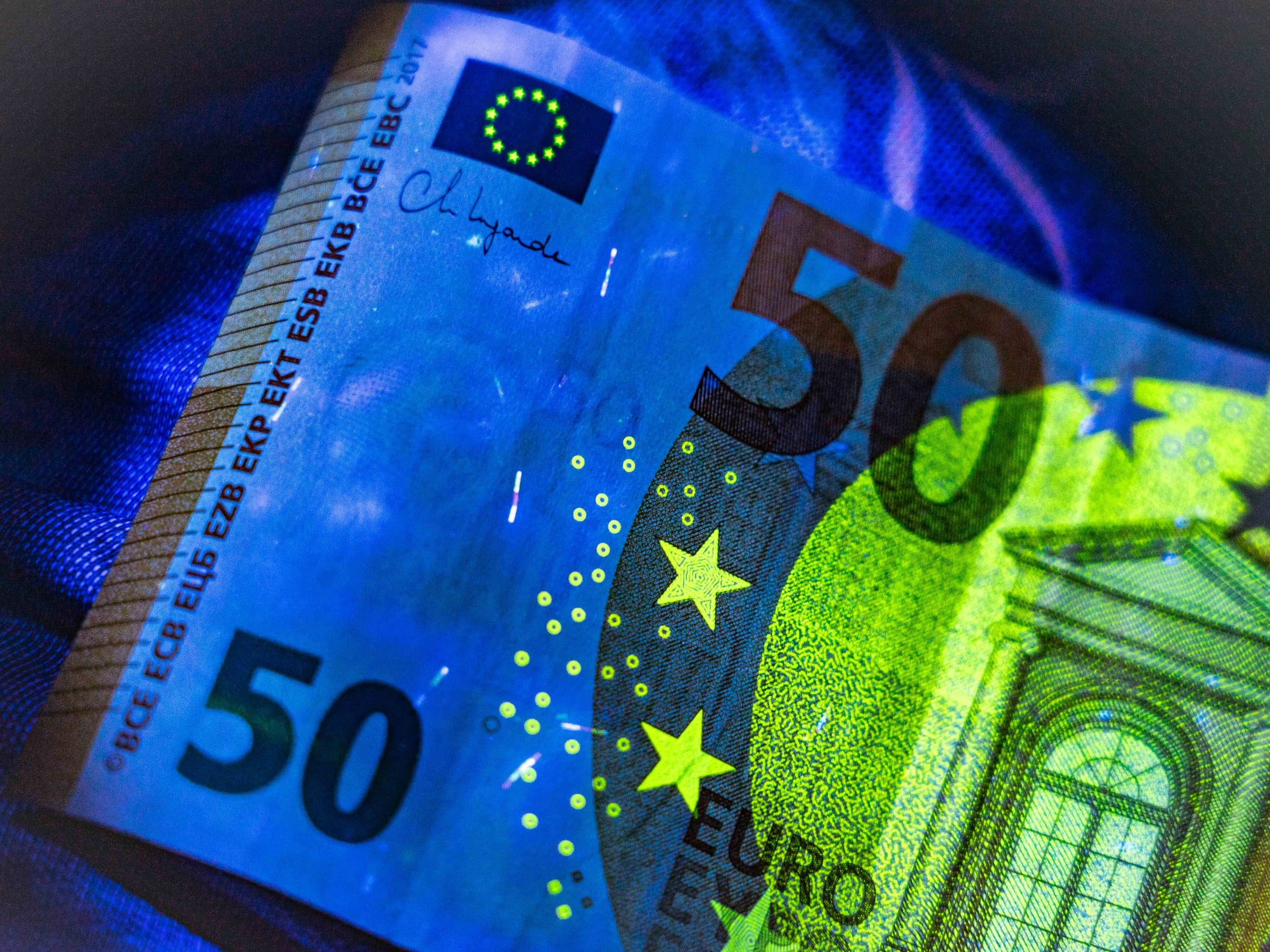 Aldi, Lidl und Co: 3 Gründe, warum man kein Bargeld an der Kasse abheben sollte