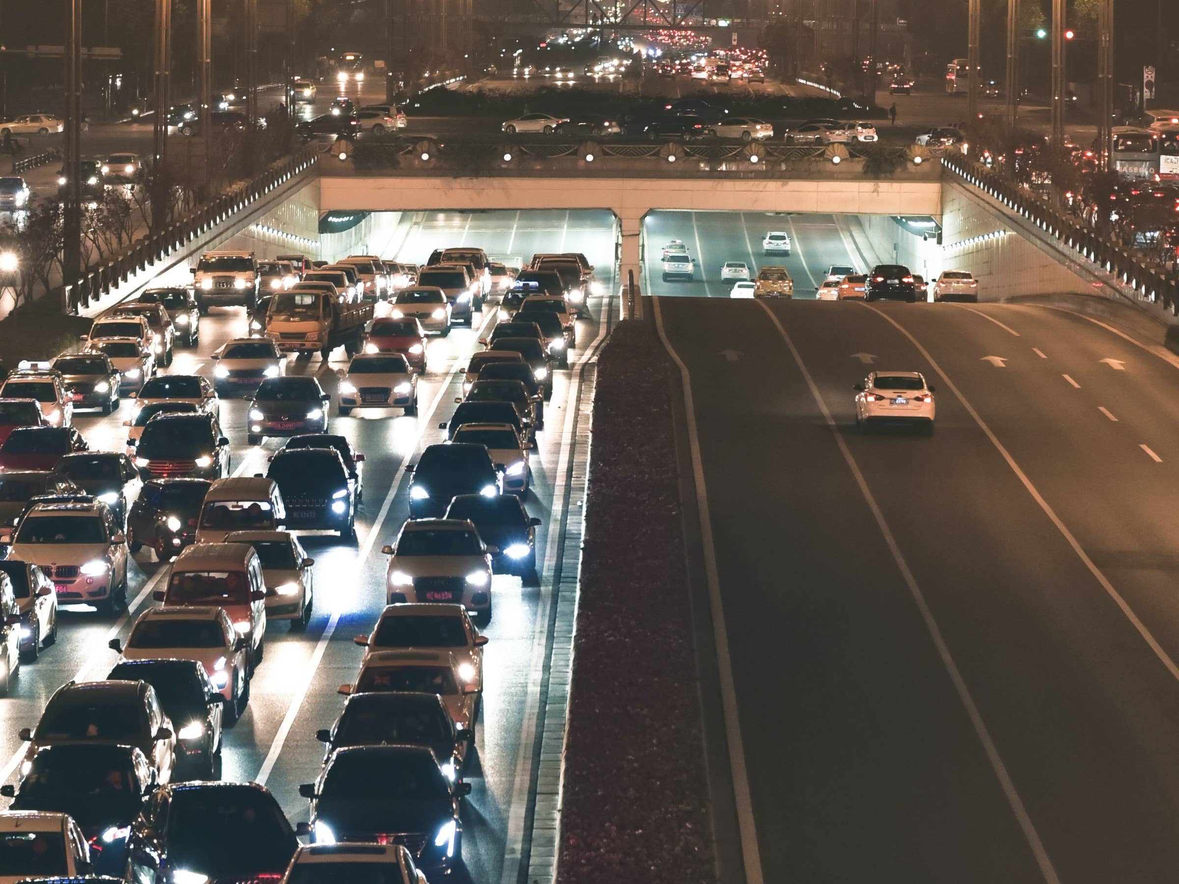 Sonderrechte fürs E-Auto: Im Stau rechts überholen? Kein Problem