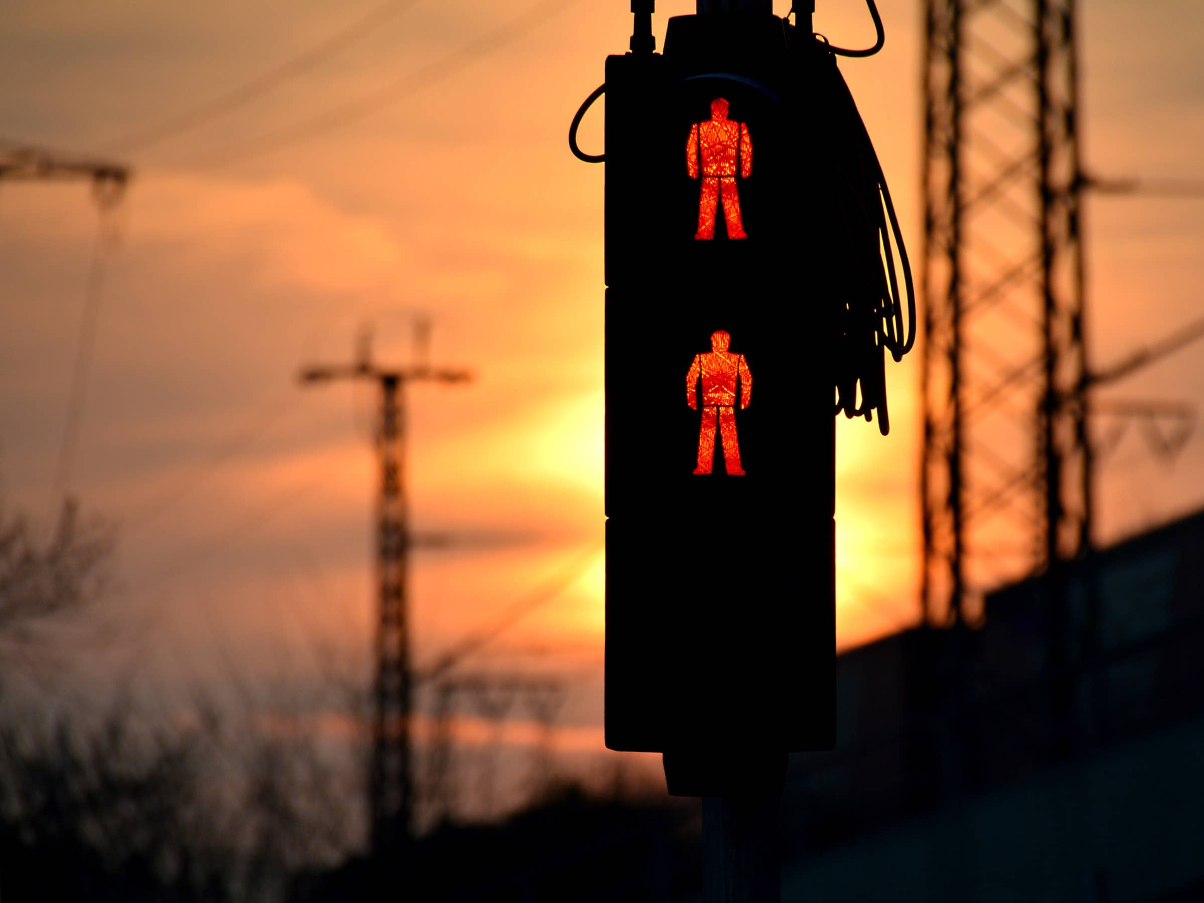 Deshalb haben manche Ampeln zwei rote Ampelmännchen