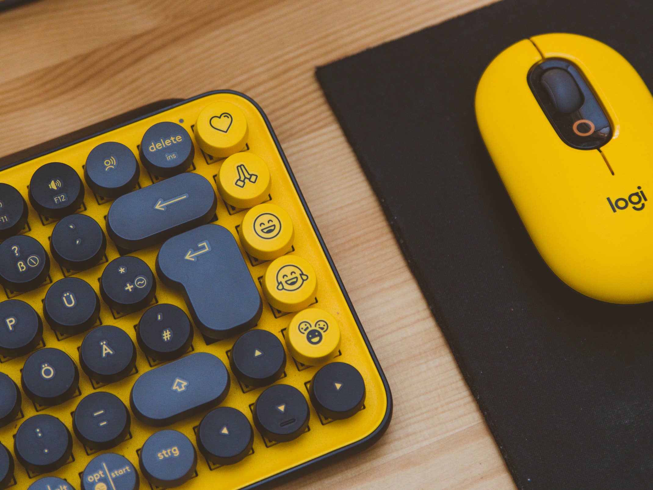 Tastatur mit Retro-Look und Emoji-Tasten von Logitech im Test