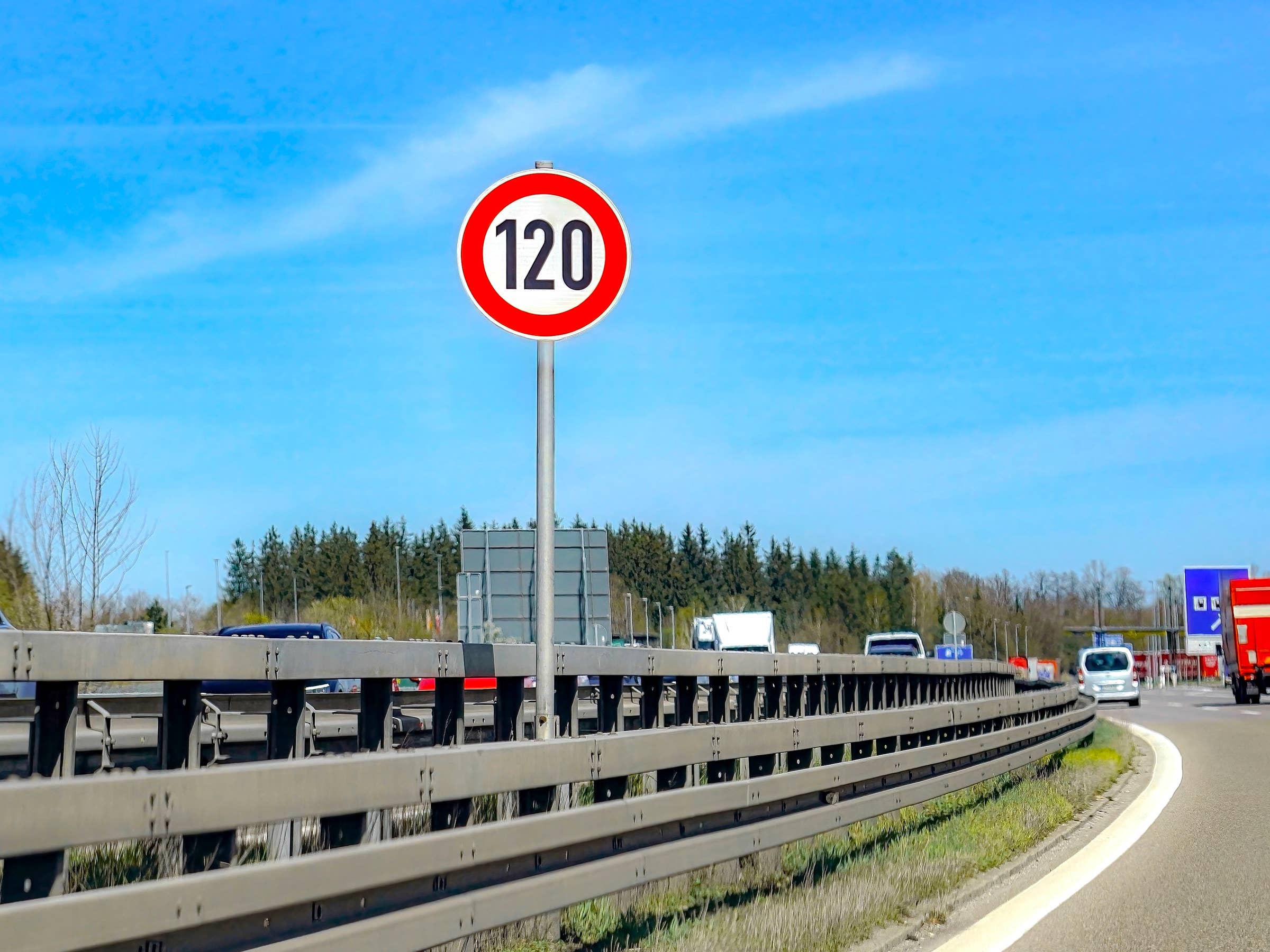 Tempolimit! Ab sofort nur 120 km/h auf diesen Autobahnen